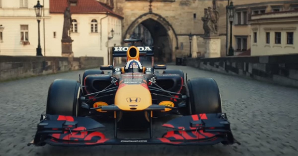 Red Bull uvedl reklamní spot s jízdou formule po Karlově mostě | MediaGuru