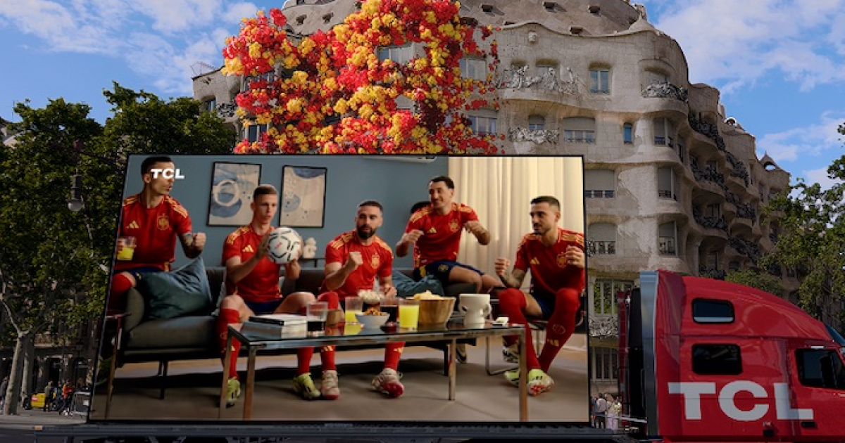 TCL využívá v evropské fotbalové kampani fake OOH | MediaGuru